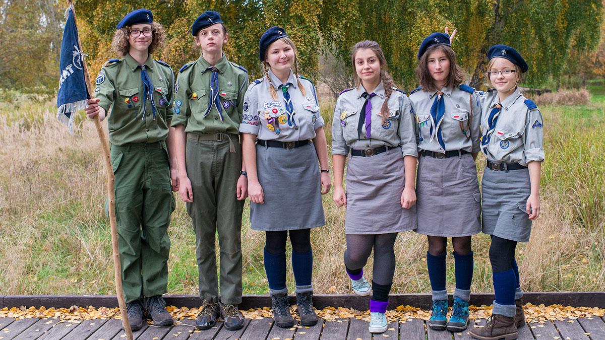 Jak wygląda mundur harcerski i z czego się składa? Poznaj szczegółowy opis