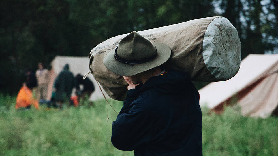 Jak się pisze słowo "harcerz"? Przez samo h, czy ch?